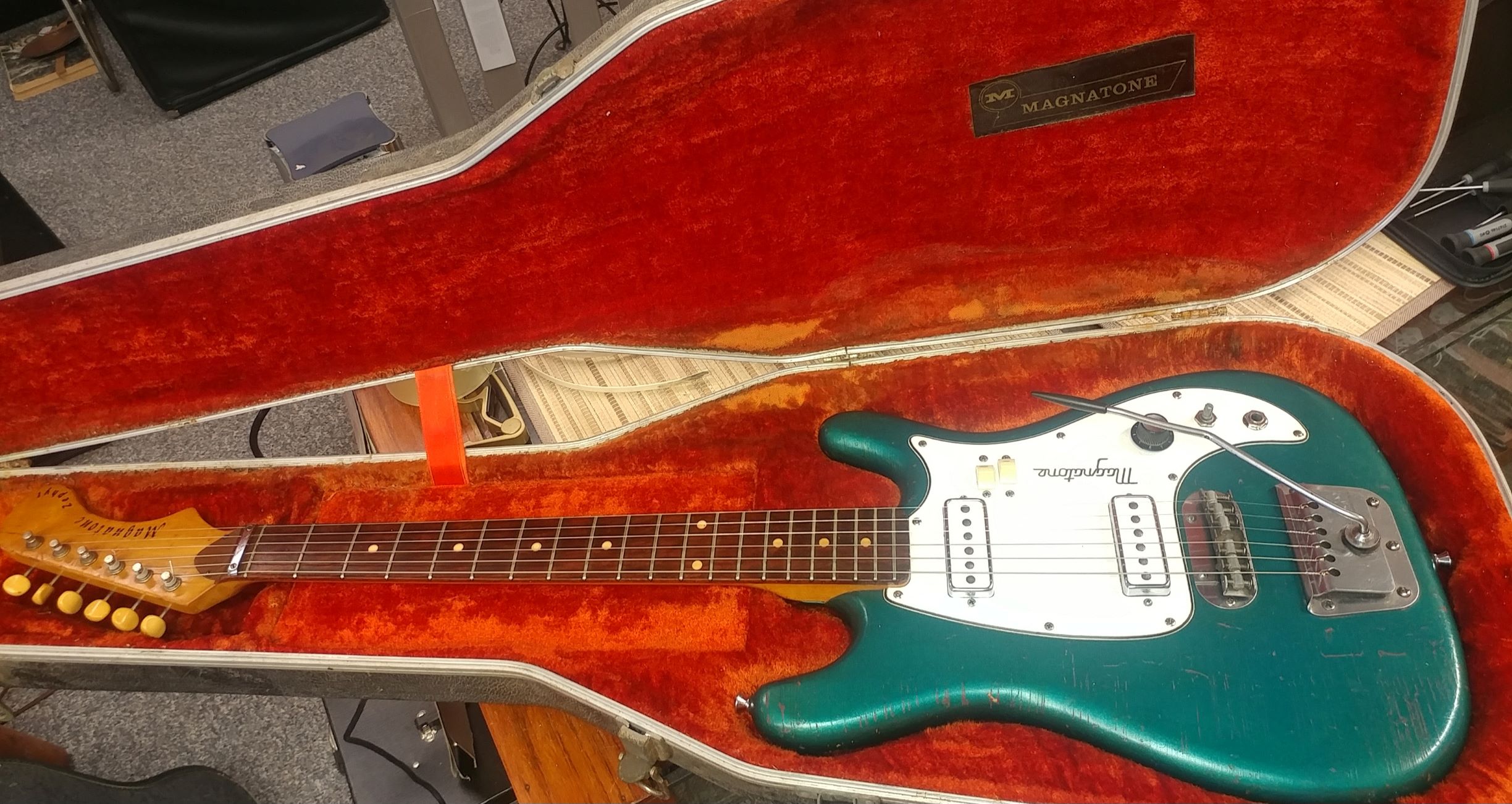 Magnatone Zephyr Guitar - WEST GUITAR CENTER